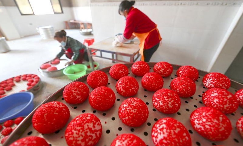 Villagers make red Ciba to prepare for upcoming Chinese Spring Festival ...