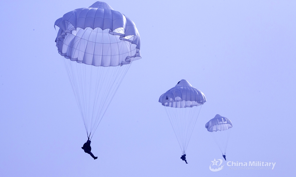 Paratroopers descend to drop zone - Global Times