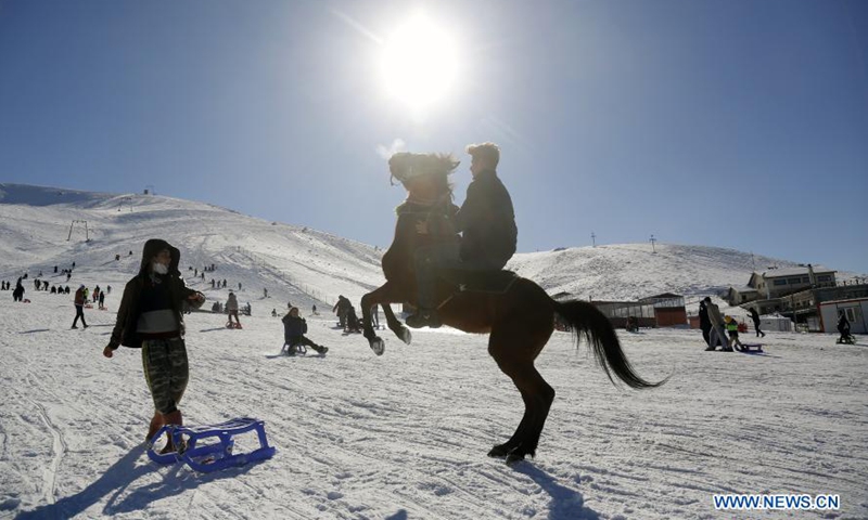People enjoy snow at ski resort in Ankara, Turkey - Global Times
