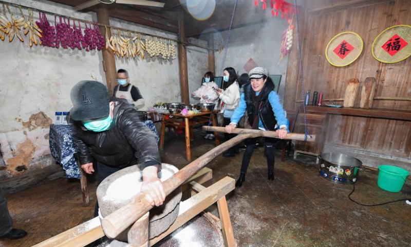 Visitors experience traditional Chinese customs in Maotang Village ...