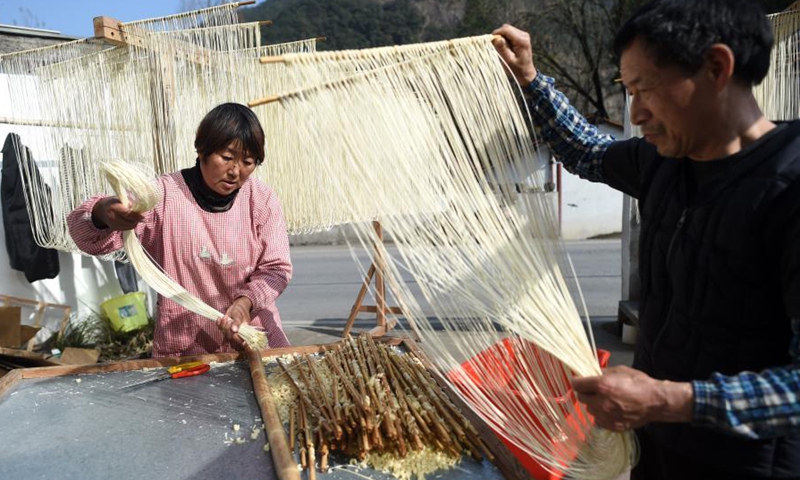 Traditional process of handmade noodles in Zhejiang - Global Times