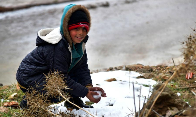 Children play snow in Damascus, Syria - Global Times