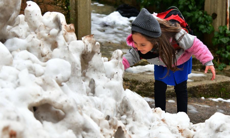 Children play snow in Damascus, Syria - Global Times