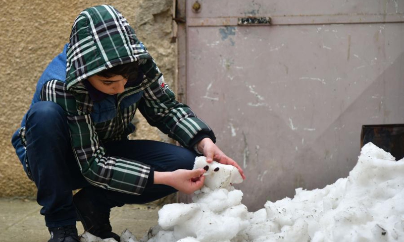 Children play snow in Damascus, Syria - Global Times