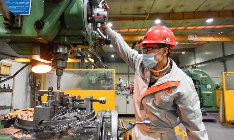 Production workers stay put at working position during Spring Festival ...