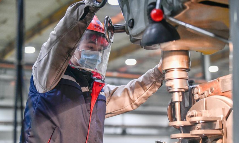 Production workers stay put at working position during Spring Festival ...