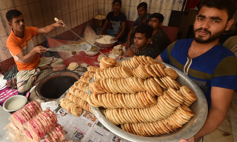 Bangladeshi traditional breakfast snack Bakorkhani - Global Times
