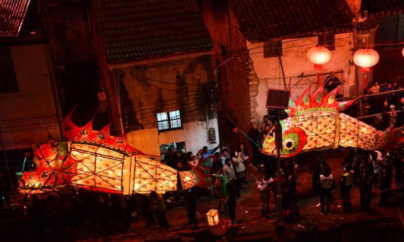 Local villagers in E China make fish-shaped lanterns to pray for ...