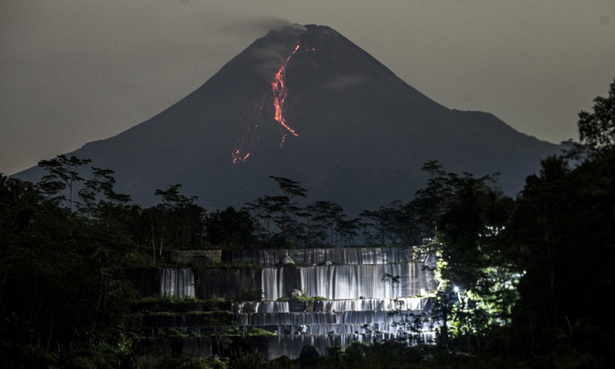 Indonesia's Mount Merapi spews lava - Global Times