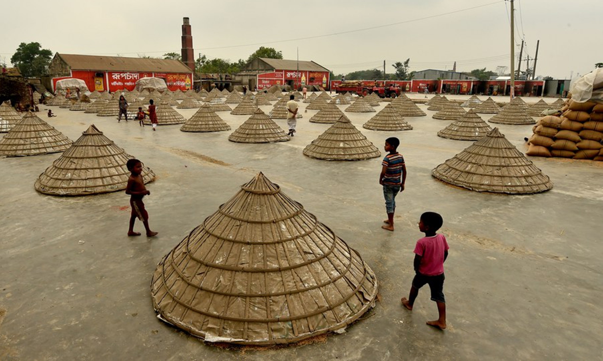 Bangladeshi women work in rice mill - Global Times