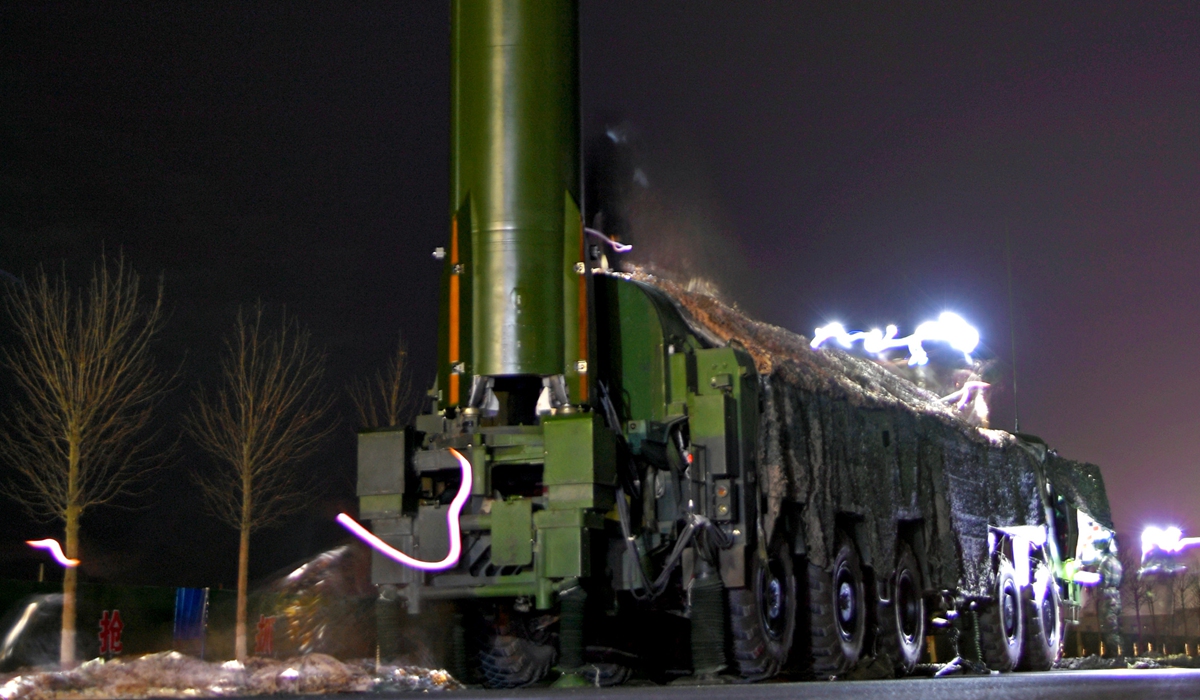 Soldiers erect ballistic missile system at night - Global Times