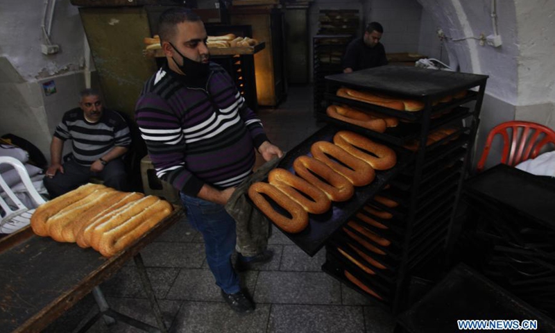 Palestinian baker works in West Bank city of Nablus - Global Times