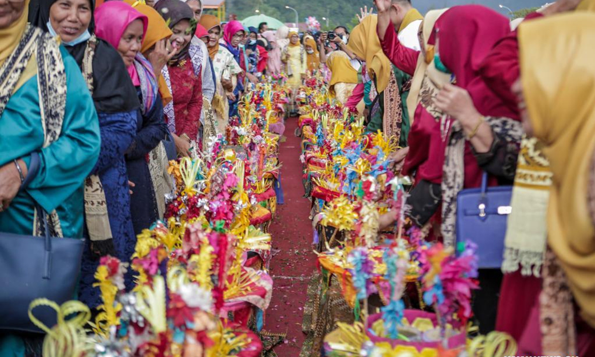 Indonesian women participate in traditional ceremony for upcoming holy ...