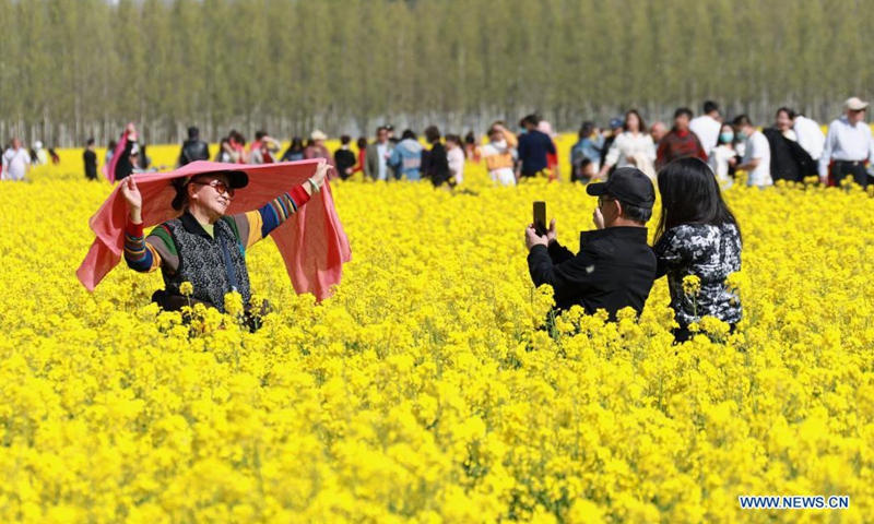 Tourists enjoy blooming flowers in Gu'an County, Hebei - Global Times