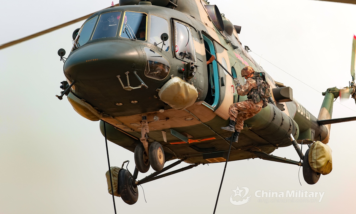Soldiers fast-rope from transport helicopters - Global Times