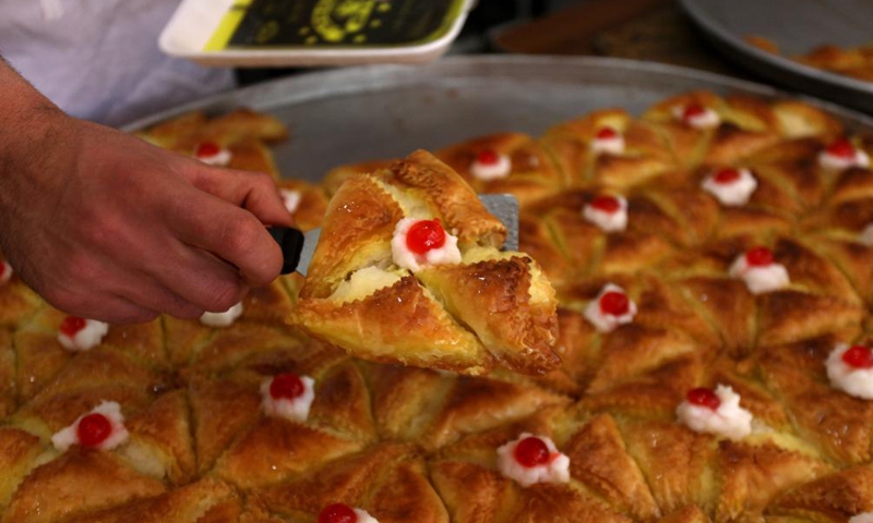Palestinian vendors make traditional sweets during Ramadan - Global Times