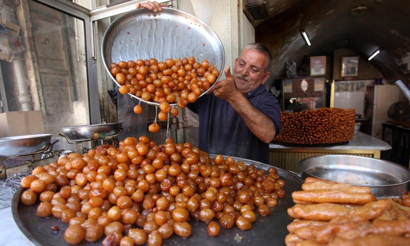 Palestinian vendors make traditional sweets during Ramadan - Global Times