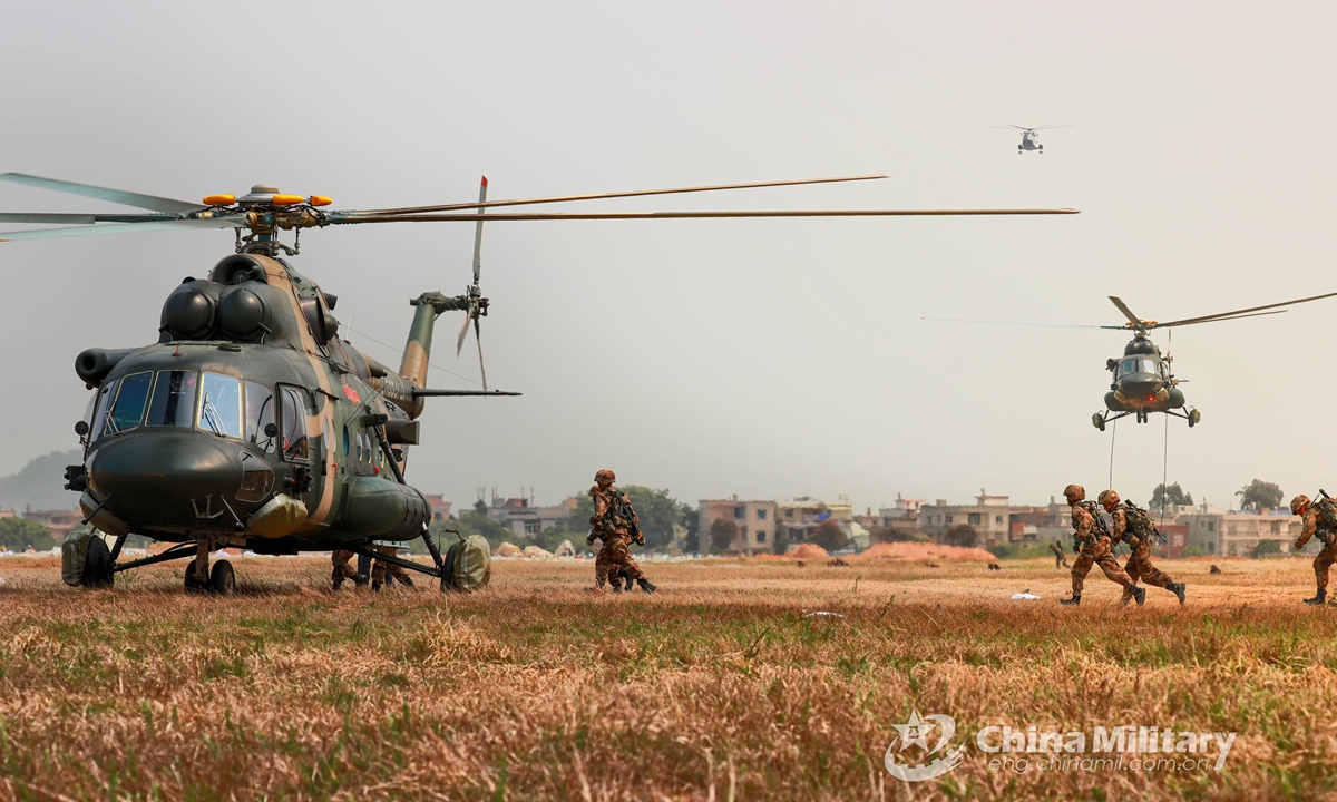 Soldiers fast-rope from transport helicopters - Global Times