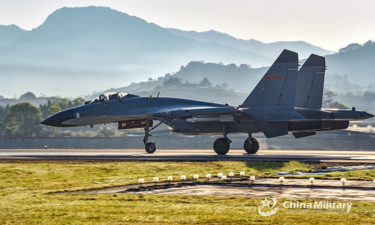 Fighter jets soar into sky during flight training - Global Times