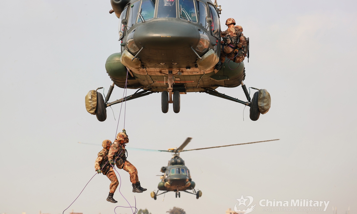 Soldiers fast-rope from transport helicopters - Global Times