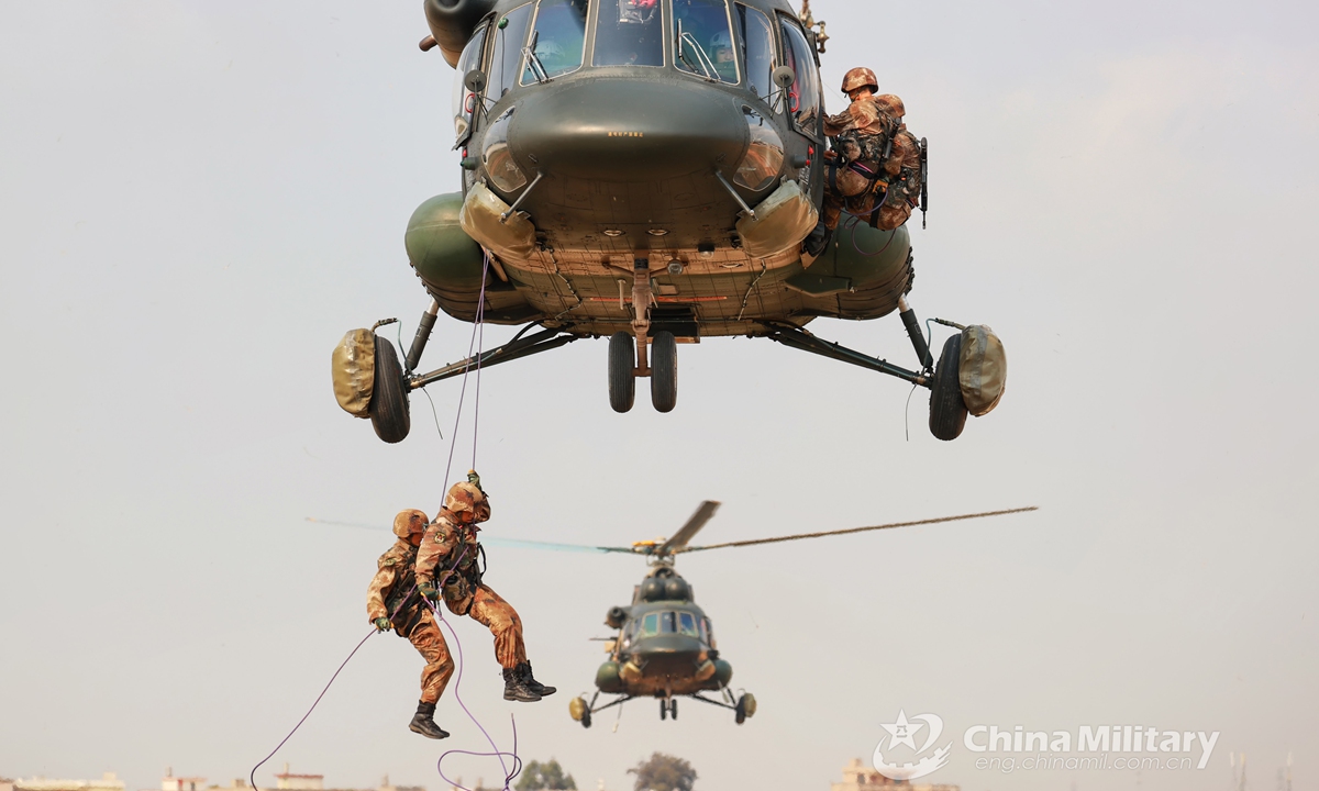 Soldiers fast-rope from transport helicopters - Global Times