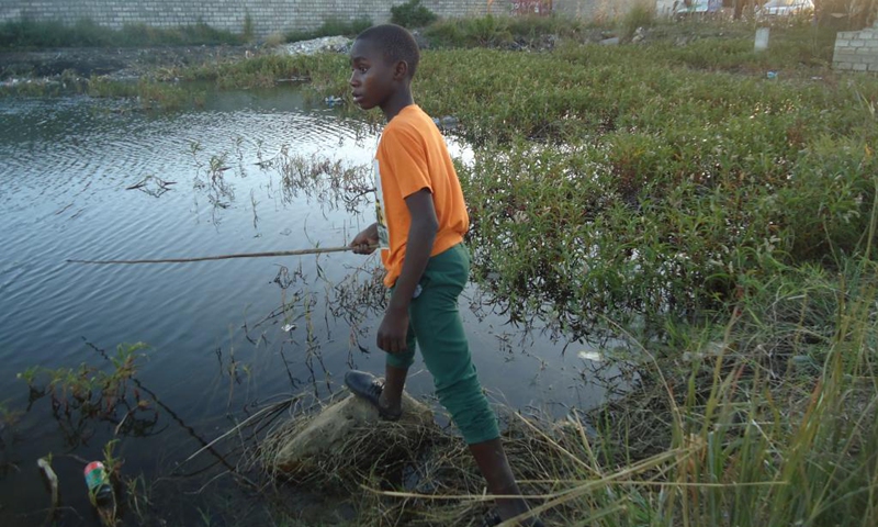 Slum children in Zambia help supplement household food supplies ...