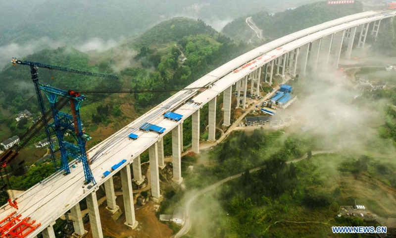 Dafaqu grand bridge of Renhuai-Zunyi expressway under construction in ...