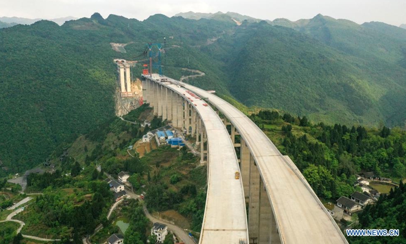 Dafaqu grand bridge of Renhuai-Zunyi expressway under construction in ...