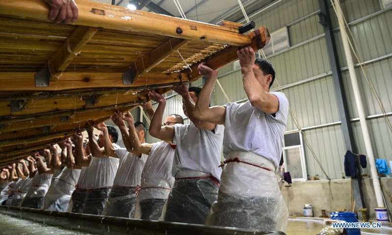 Workers make 'Si Zhang Xuan' paper at workshop in Anhui - Global Times