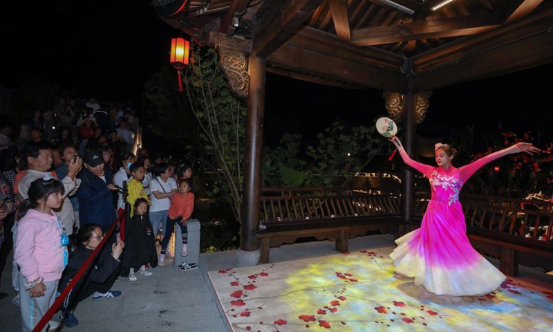 Visitors enjoy night time in Yanzhou ancient city - Global Times