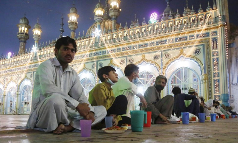 People prepare for Iftar at mosque during Ramadan Punjab, Pakistan ...