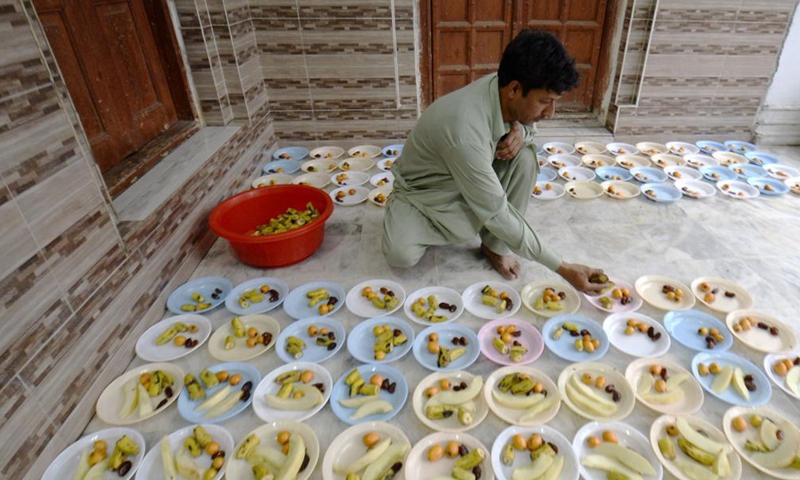 People prepare for Iftar at mosque during Ramadan Punjab, Pakistan ...