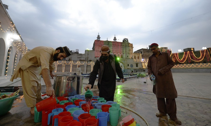 Fast breaking meal in Pakistan as Eid al-Fitr festival draws near ...