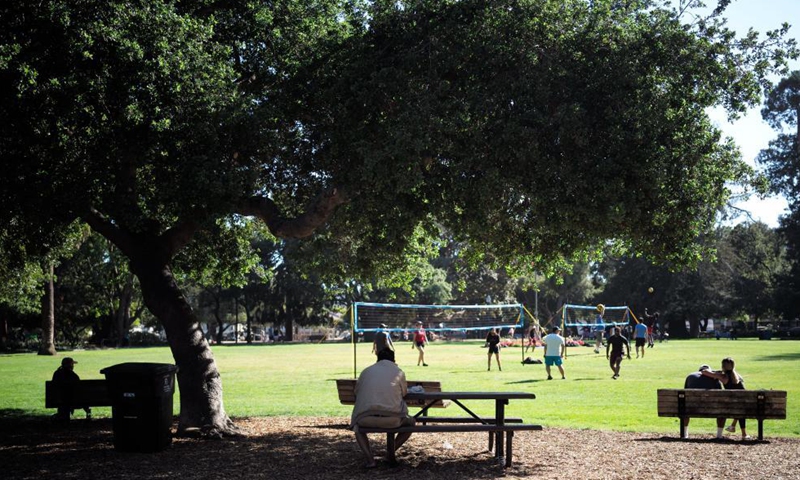 People enjoy sunshine at park in San Mateo, US - Global Times