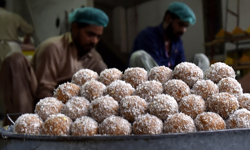 Pakistani people prepare traditional sweets for Eid al-Fitr festival ...