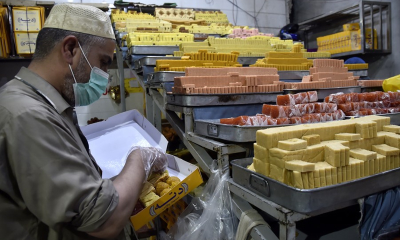 Pakistani people prepare traditional sweets for Eid al-Fitr festival ...
