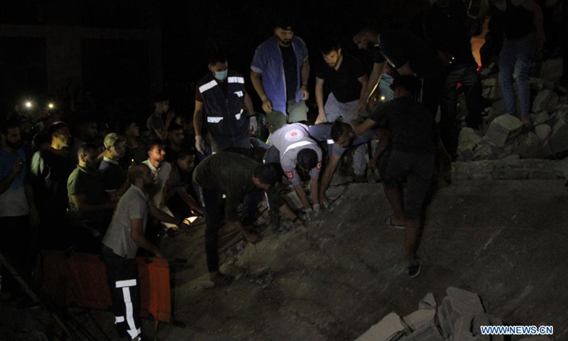 Palestinian rescuers search for victims at Shati refugee camp in Gaza ...