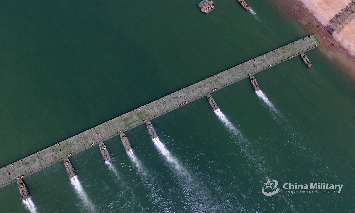 Pontoon troops deploy floating bridge - Global Times