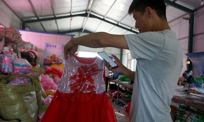 How and where are the splendid performance costumes made in China ...