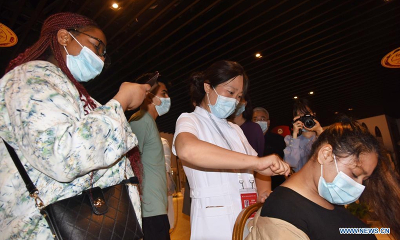 Int'l students learn about TCM at 2nd Global Health Expo of Boao Forum ...