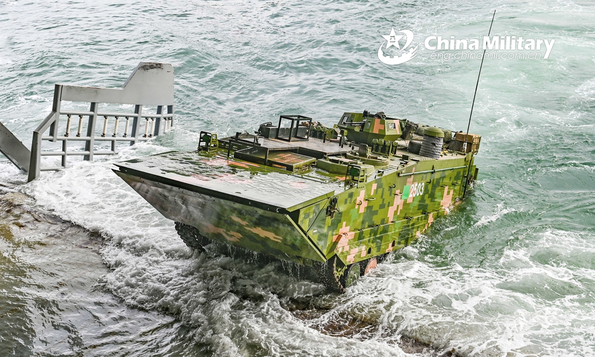 Amphibious IFVs practice maritime driving skills - Global Times