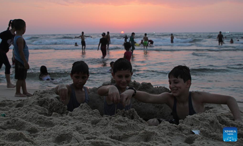 Palestinians enjoy sunset time at seaside of Mediterranean Sea - Global ...