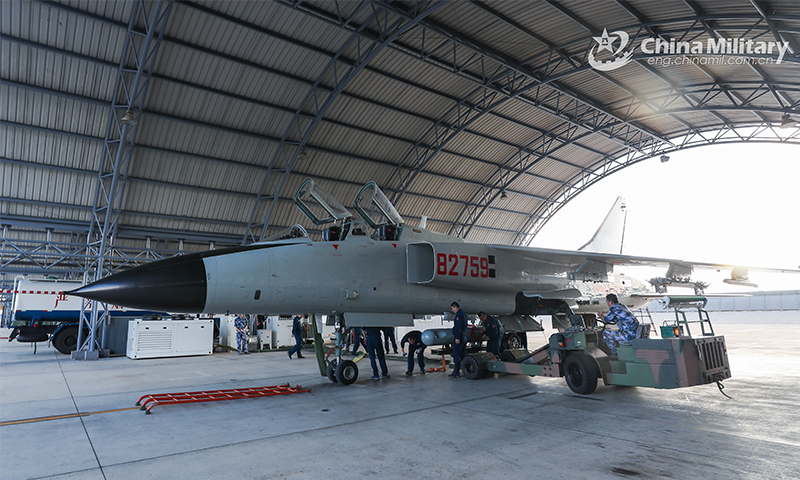 Naval pilots conduct flight training - Global Times