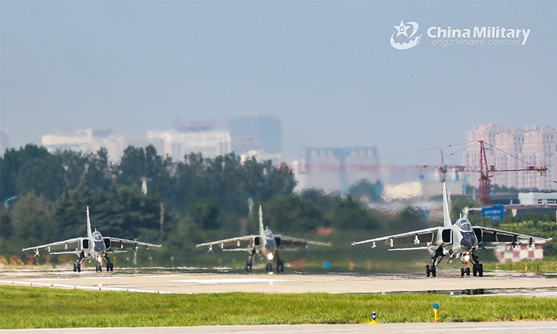 Naval pilots conduct flight training - Global Times