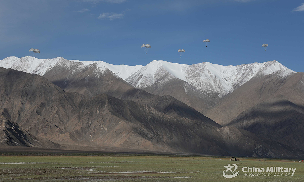Special operations troops parachute in plateau area - Global Times