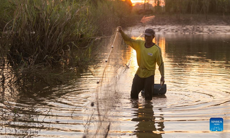 Fishermen catch fish along Mekong River on outskirts of Vientiane in ...