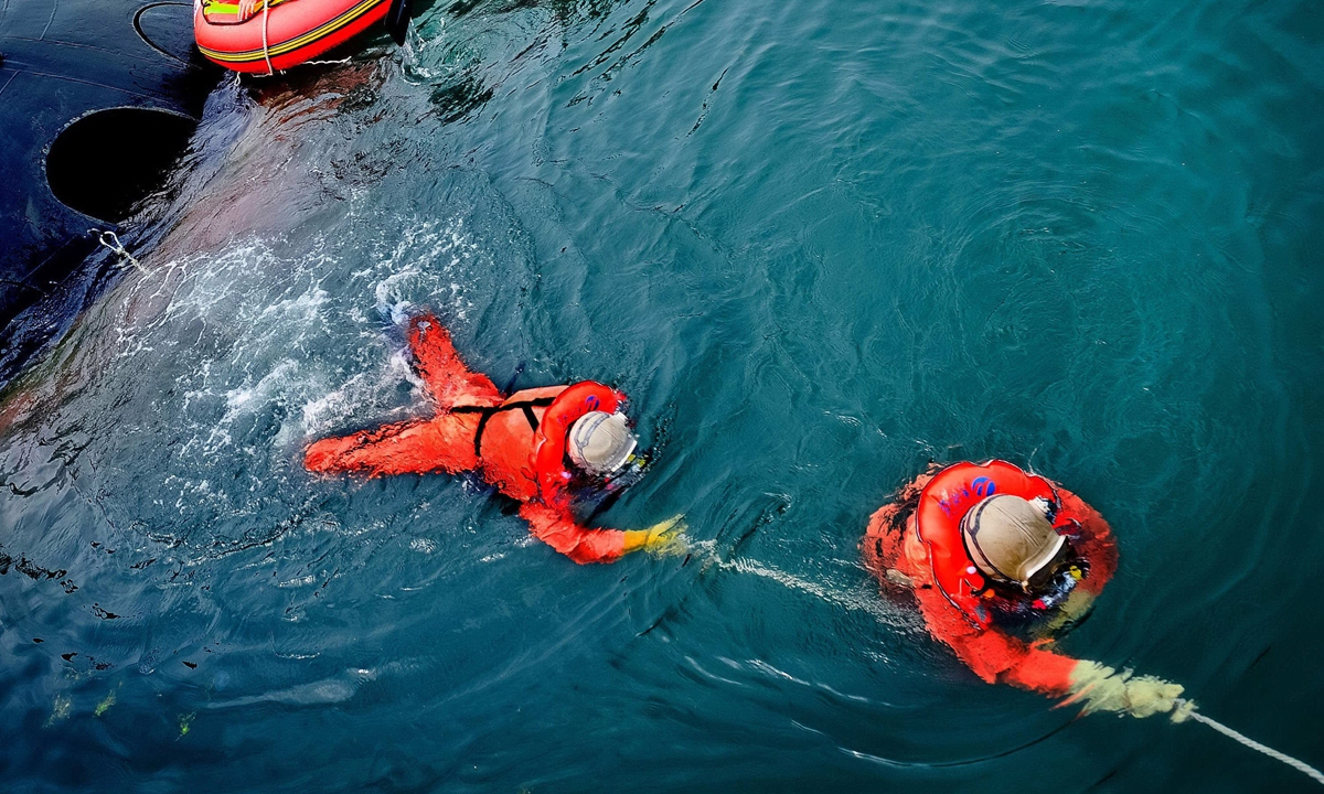 Sailors carry out escaping operations on submarine - Global Times