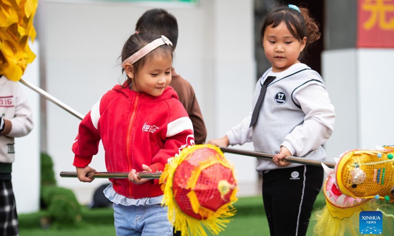 Children learn dragon dance from folk artist at kindergarten in Hunan ...