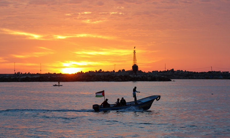 Palestinians in Gaza City enjoy sunset time and fishing - Global Times