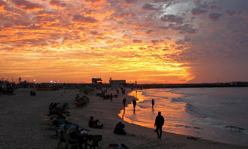 Palestinians in Gaza City enjoy sunset time and fishing - Global Times